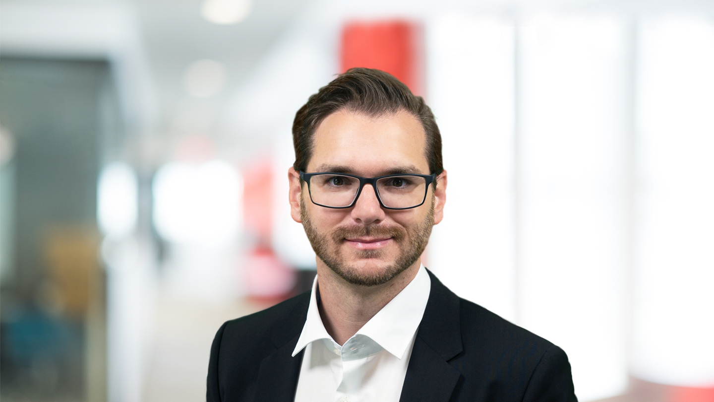 Holger Lipowsky - Management Consultant | Bain & Company